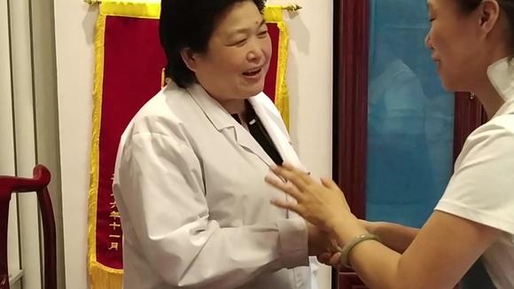 二十多年前的老患者来看望罗翠花医生,讲述感人的医患故事
