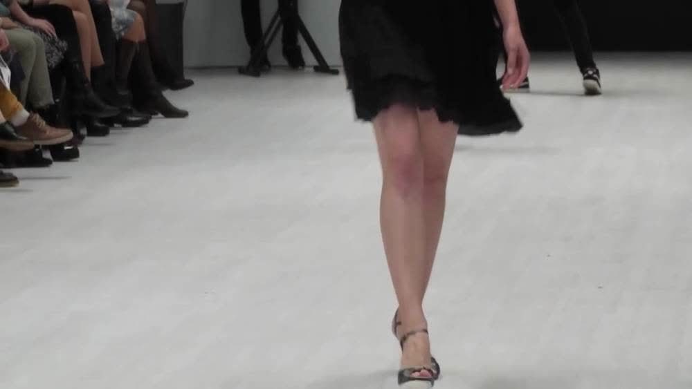时尚走秀:大波观众屏住呼吸,凝视性感模特出台走秀,场面壮观