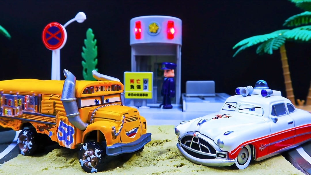 多美卡汽车情景秀 第26集 赛车总动员麦昆播报车校车玩具故事