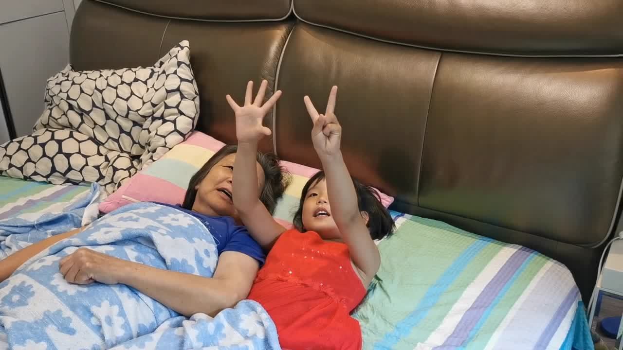 朵朵用手指头算算术,全都算对了,奶奶说不错不错