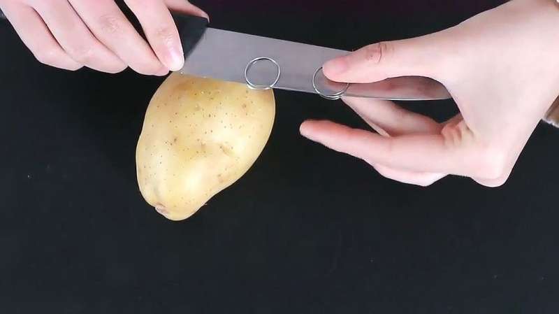 削皮不用买刮皮器,小刀简单改造一下,去皮简单还非常薄,很实用