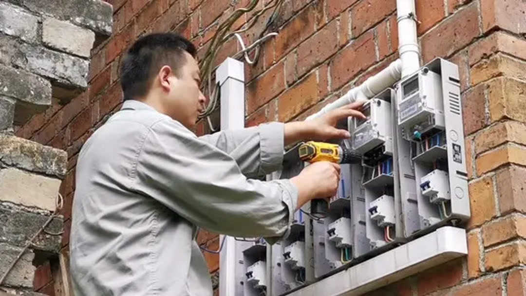 农村小伙搬来楼梯,准备换新电表了,旧的费电全部淘汰