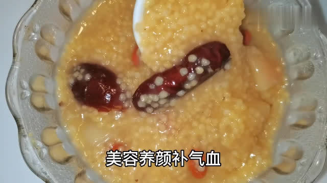女性常喝苹果小米粥,每天一碗面膜都省了,皮肤红润又细腻