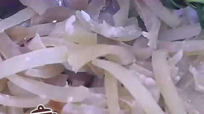 做猪皮冻时,最忌直接下锅煮,多加一步,简直人间美味
