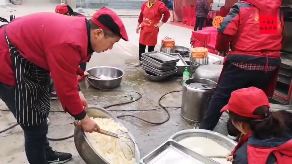 农村土豪婚宴,听听厨师念过菜单后你估计一桌多少钱?