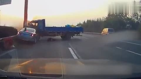 高速路上行车记录仪拍下的视频