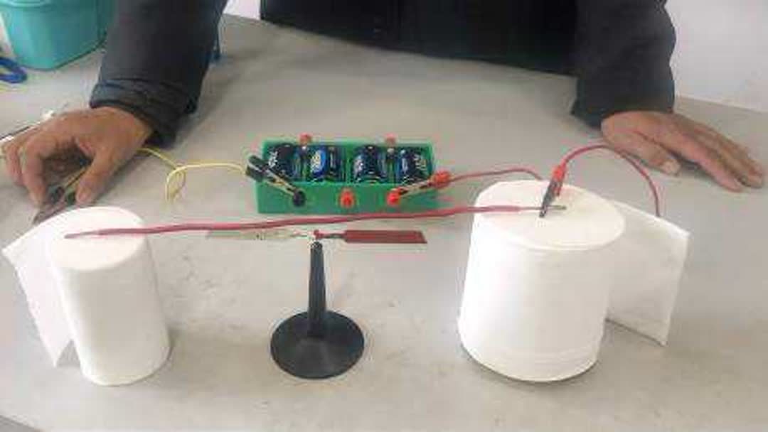 奥斯特实验证明了电流周围有磁场,安培定则确定了磁场的方向。