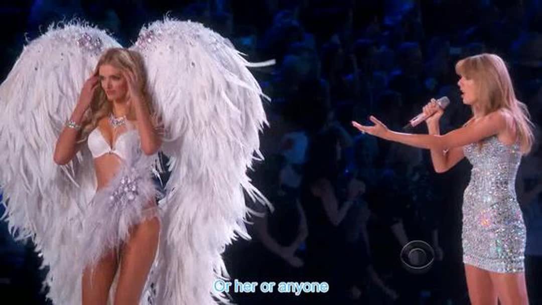 Taylor Swift现场演唱维多利亚的秘密结束曲目。身材不输模特