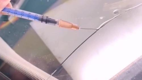 汽车玻璃裂了,修车师傅这样子修复,这不是糊弄我吗?