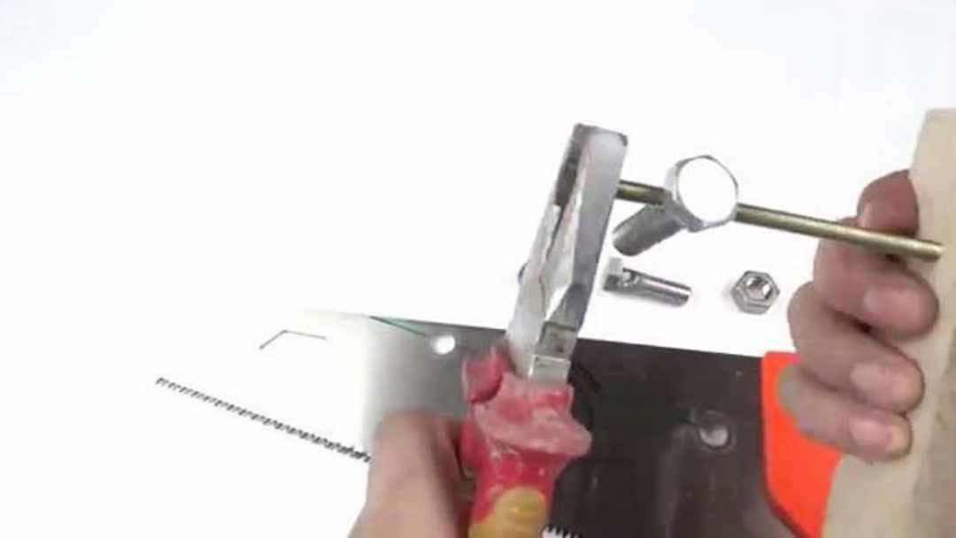 在手锯上打洞_安装木板和螺丝_让手锯更实用_看看他是怎么做的