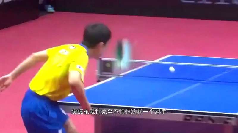 张本智和赢1局后跳着庆祝,樊振东4比2把他打沉默,刘国梁鼓掌