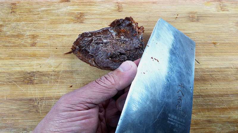 50年磨刀匠偷偷教我磨刀方法,没有磨刀石,也能让菜刀锋利无比