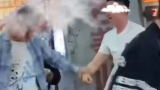 两男子大排档暴力斗殴:酒瓶砸头,血流满身