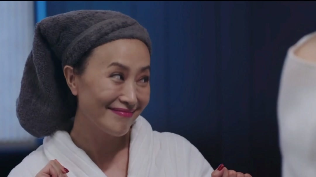 这女的表情太贱了!不就揭发闺蜜一个旧伤疤吗!