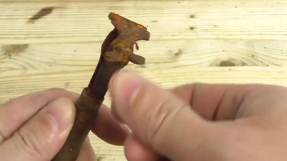 老外意外捡来古老的钟表虎钳,动手翻新后发现赚大了!