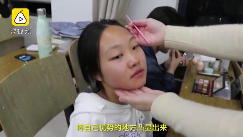 【神仙课程!高校开设化妆选修课,吸引精致男孩来学习】安徽一大学...