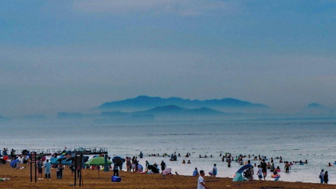 蓬莱仙境!秦皇岛黄金海岸出现海市蜃楼:海面现绵延群山惊呆游客