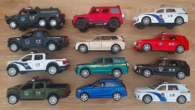彩色警车和SUV汽车模型