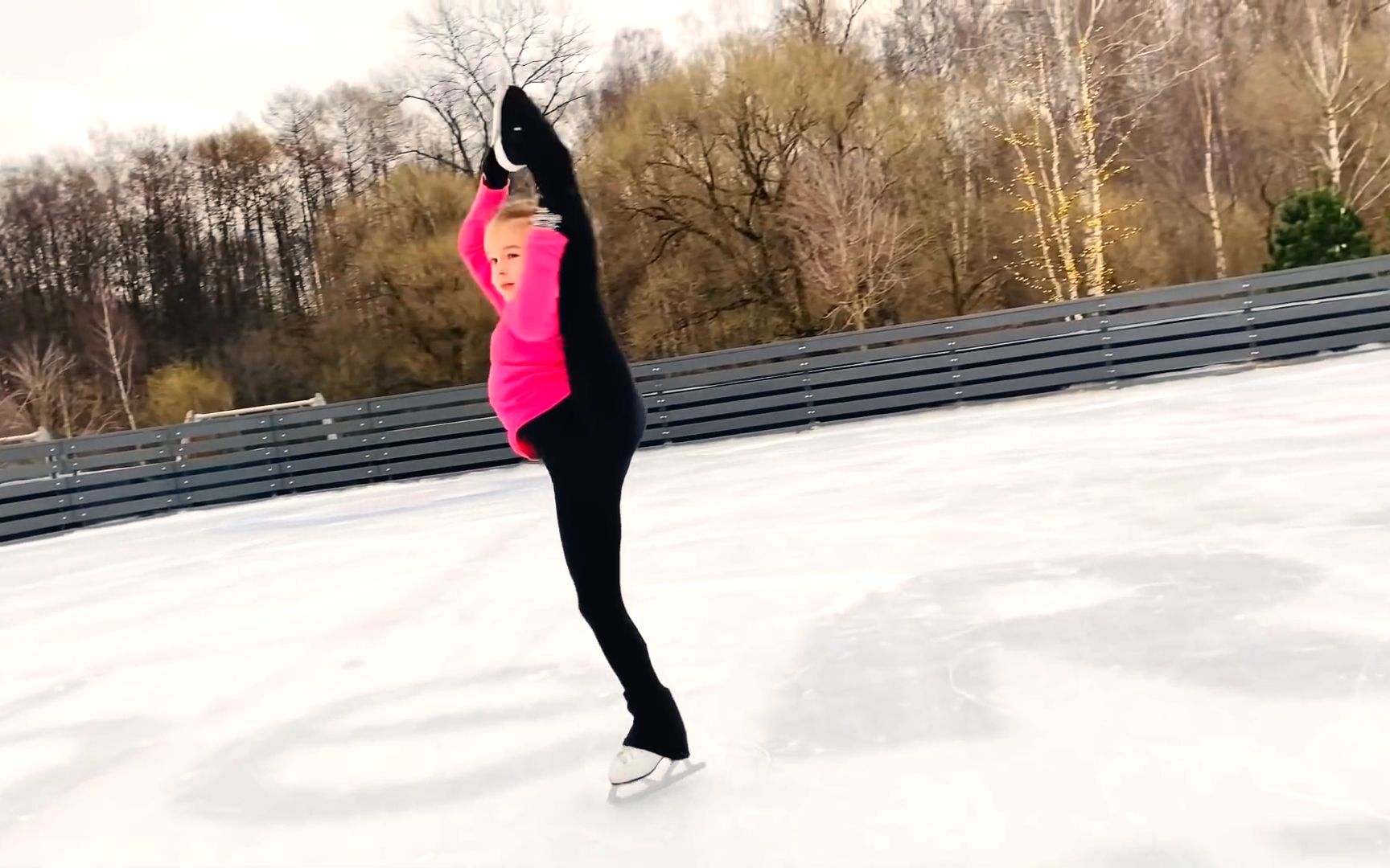 为冬奥应援!俄罗斯8岁花滑运动员冰上翩翩起舞!