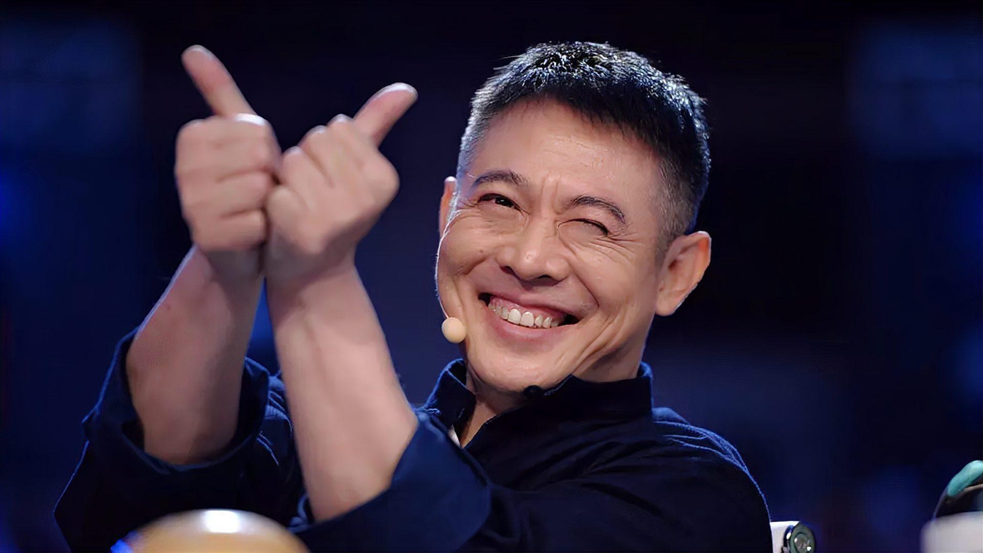 李连杰亲自辟谣去世谣言,许久不见瘦了很多,幽默回应逗笑观众