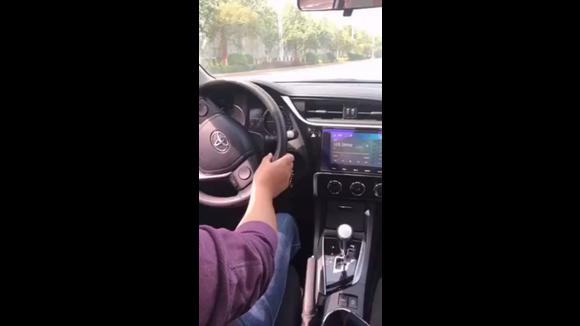 老王清洁卡罗拉空调滤芯,老婆说:“我也会弄”。