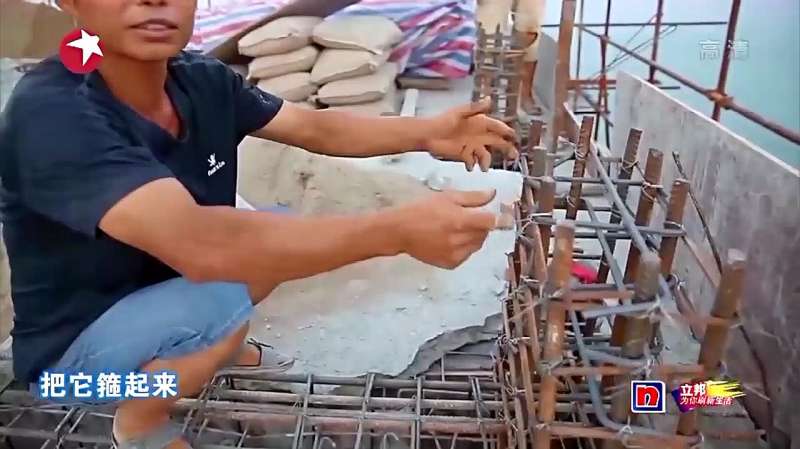 梦想改造家:设计师为了让房子像个家,让混凝土有了木头的纹路