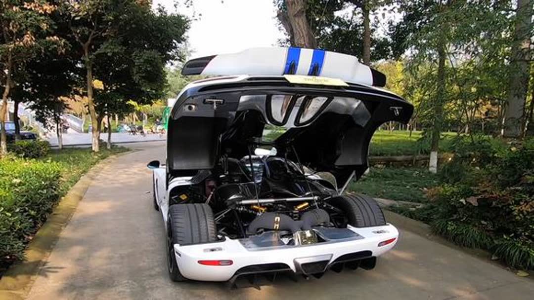 打开柯尼赛格Agera R的机舱盖后 这一切都是那么的梦幻