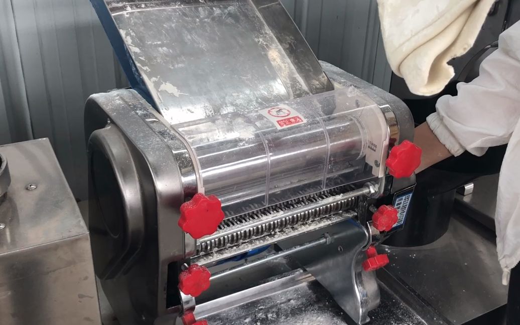 家用型揉面压面一体机,有了它吃面条就是方便