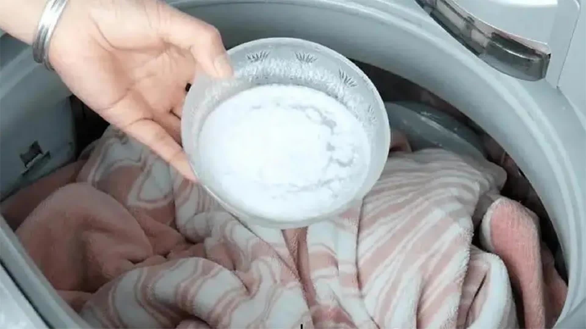洗床单时,在水里倒一碗,不管多脏多旧的床单都能洗得洁白如新