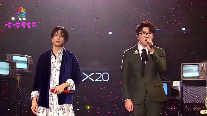 有意思的两个人,一个唱歌时死也不动,一个唱歌时不动就会死