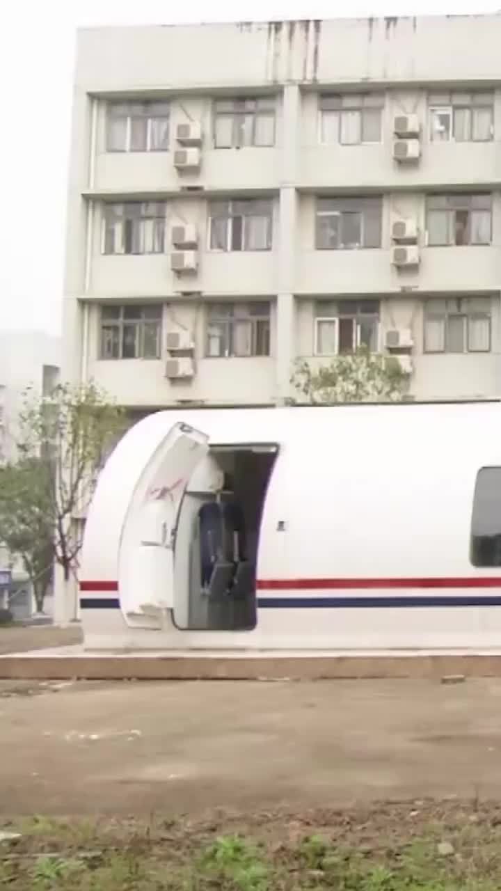湖北一高校花百万建航空模拟舱,学生上课体验"空中工作"