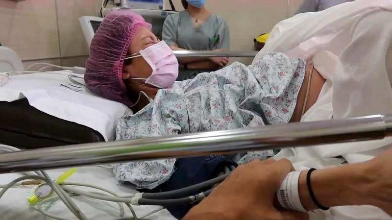 产房直击产妇自然分娩全过程,宝宝出生时坚强的妈妈瞬间泪崩!