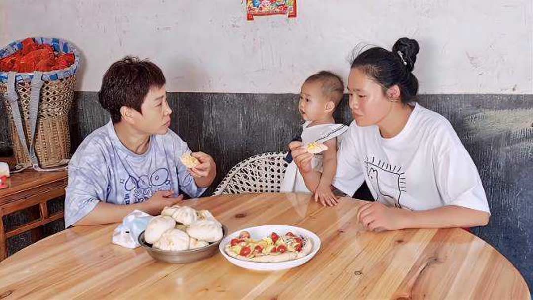 婆婆买了好多的水果,样样把水果制作成水果披萨,香甜可口