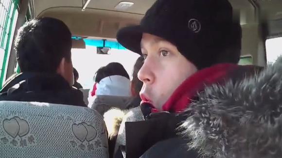 东北虎上车吃鸡,待在车顶不下来了,东北虎体重实在太大了