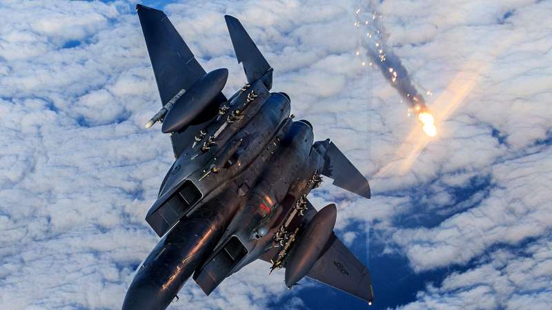 美国声东击西?大批F15空袭伊朗盟友首都,连续摧毁九大基地!