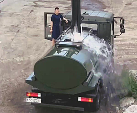 水车这样加水还是第一次见,这水流速度太猛了吧