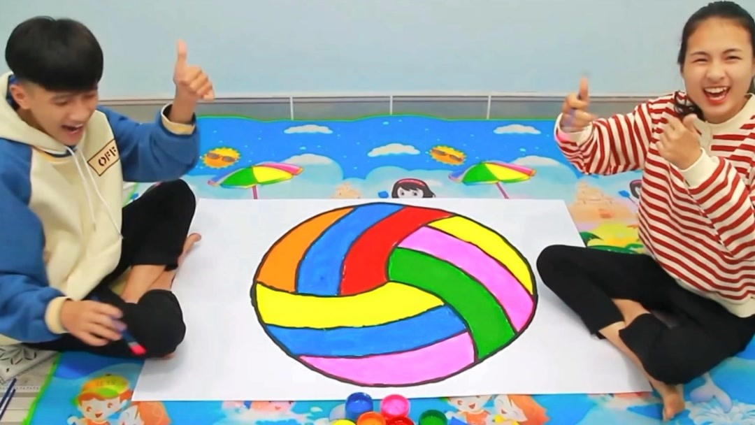 小朋友们亲手用水墨画笔画出来的彩色毛毛球,真漂亮~