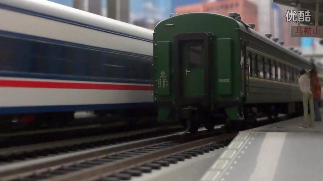 我的火车模型:DF11G牵引特快列车通过马鞍山站。