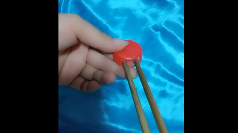 小孩初学使用筷子很难,用这方法一招解决