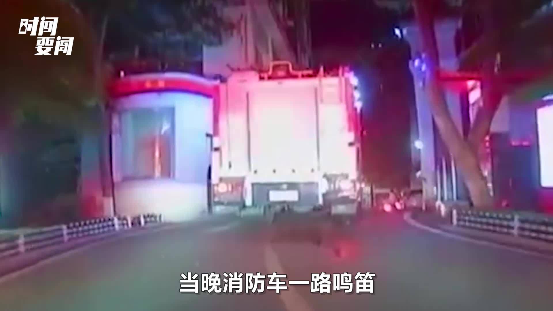 消防通道被堵,消防车多次鸣笛没人理,撞上私家车后车主现身了