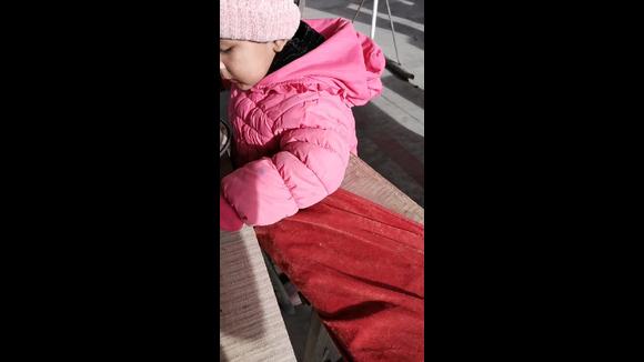 新疆巴扎,维吾尔小朋友看得什么动画片,怎么这么乖?