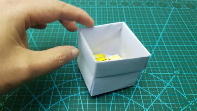 路边发的宣传单不要扔,可以用来做个垃圾盒