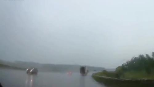 行车记录仪,惨烈车祸瞬间,当场撞成渣渣,监控拍下惊魂一幕