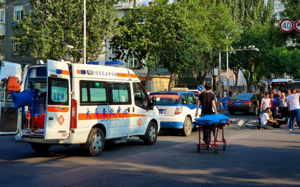 急救车一天中的晨与昏!急救车组针对交通事故进行处置,过往车辆主动...