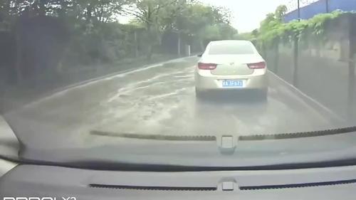 行车记录仪,这素质,真不知道谁教他开车的,太无语了
