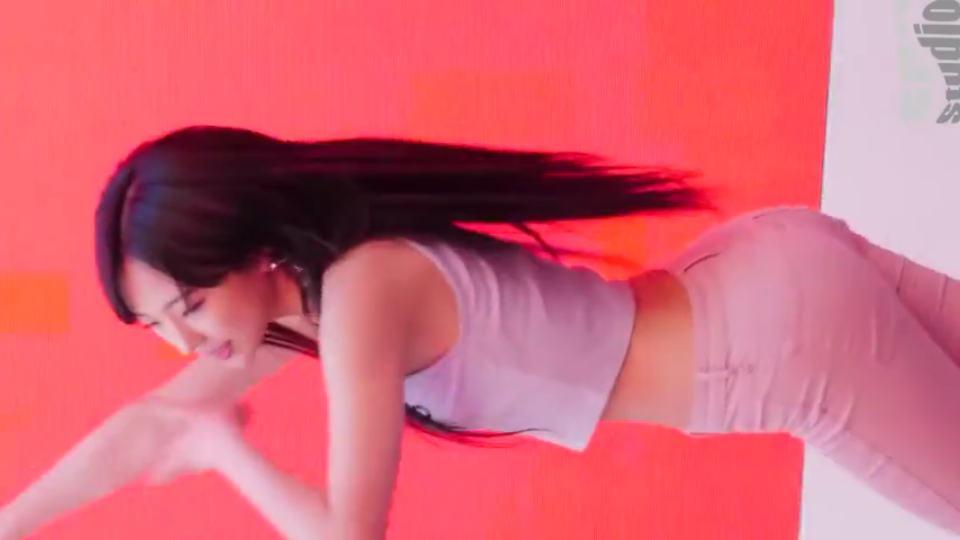 一个组合有两个梨型臀!