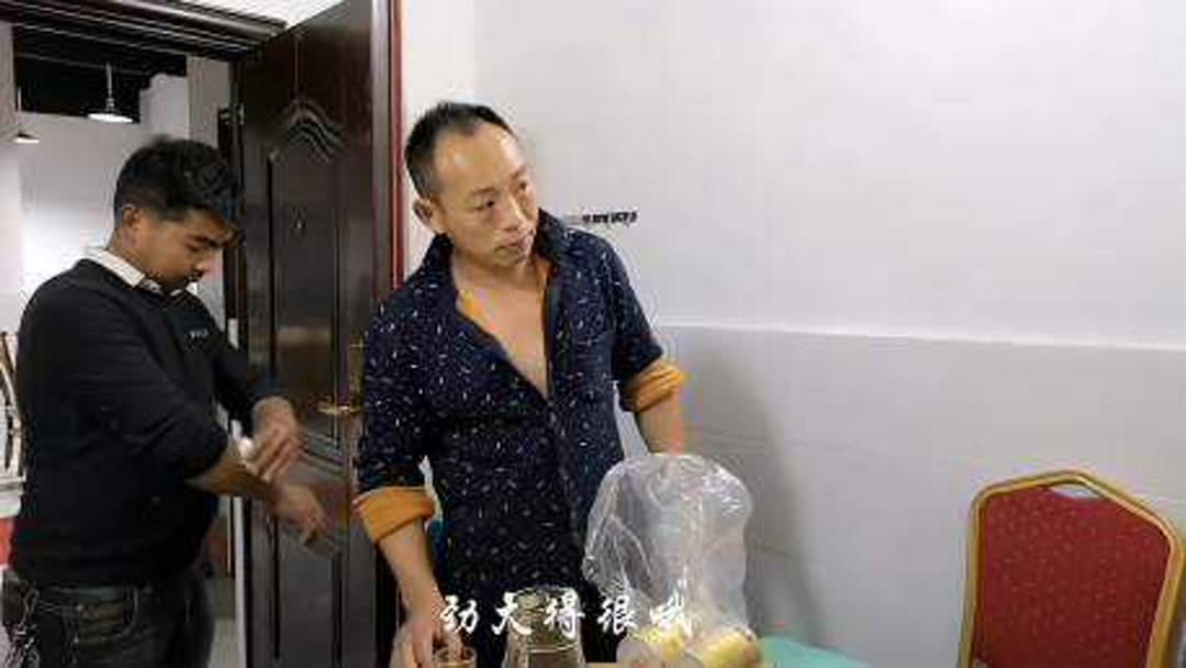 小伟请朋友帮忙,朋友却拿出十年好酒来招待,舅舅直呼:太耿直!