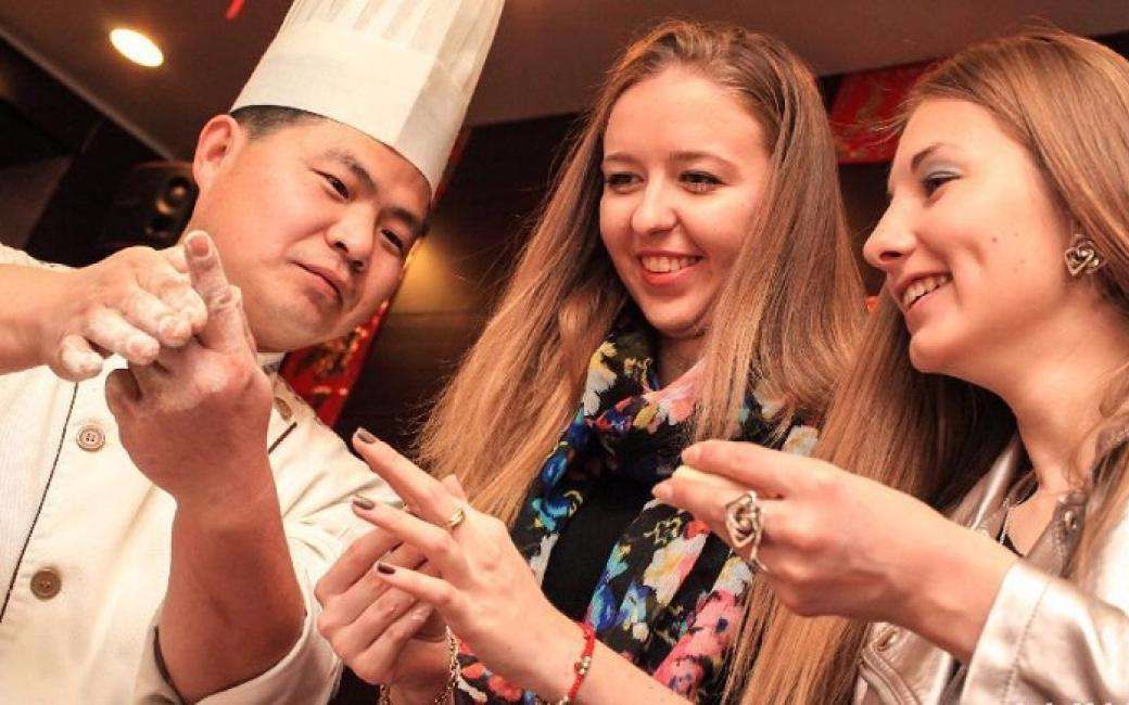 外国人深深爱上了中国这一美食,一连吃四个,还要打包带走!