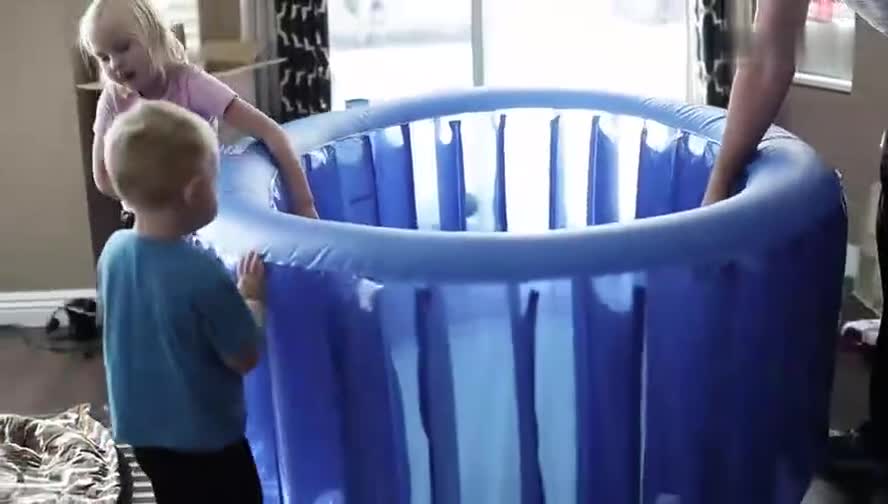 实拍国外产妇自己在家水中分娩