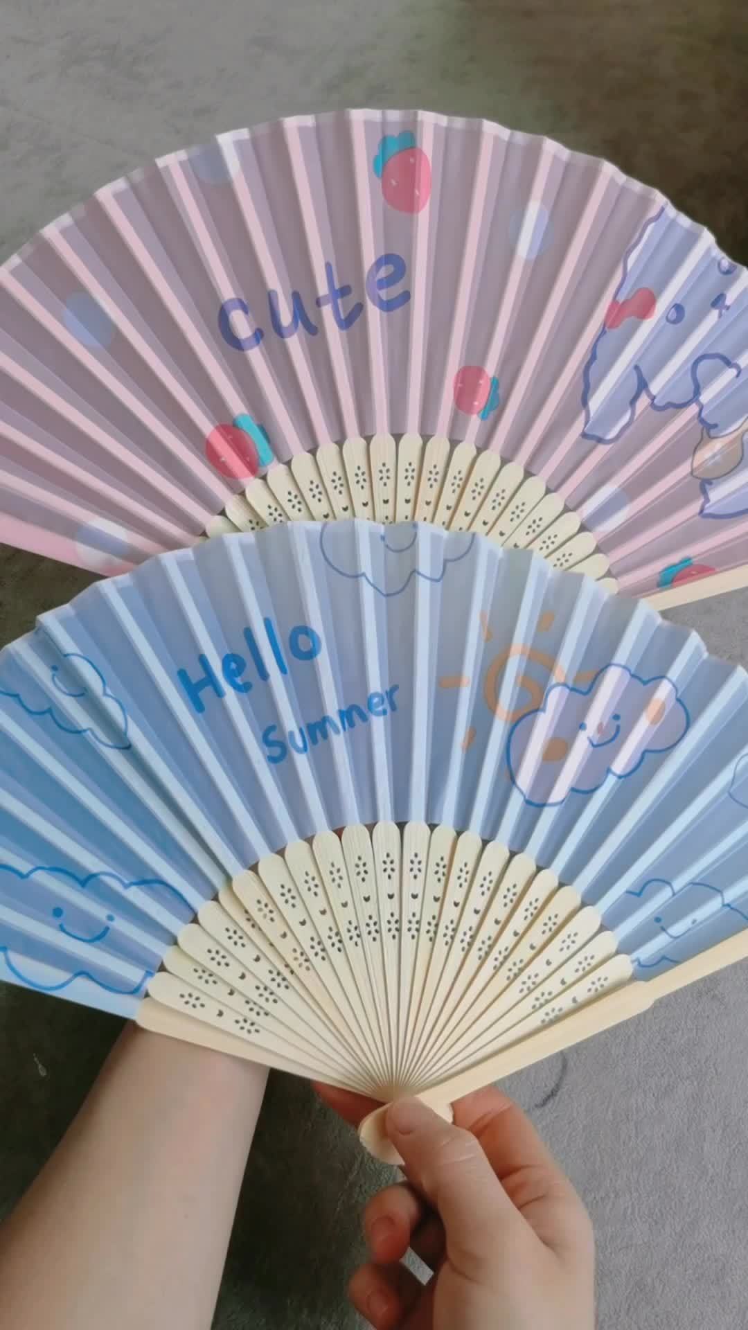 天气热了,少不了小扇子,折叠扇好看方便又好用,带着出门太方便了!